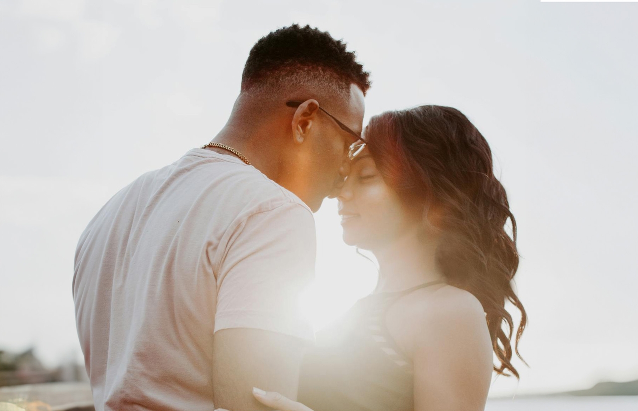 💖 How To Kiss a Guy for The First Time in 7 Steps
